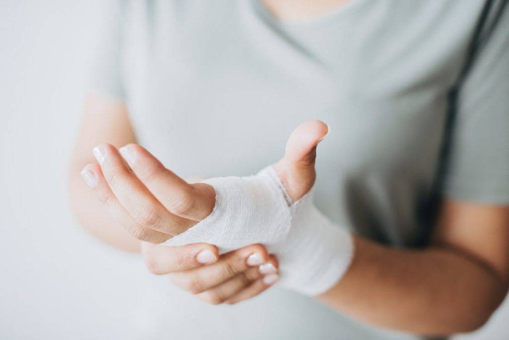 4 Things You Need to Know About Broken Glass Injuries | Auto Glass in ...