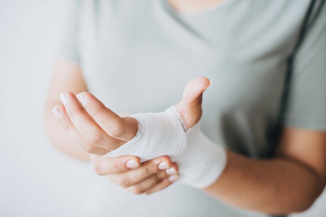 4 Things You Need to Know About Broken Glass Injuries | Auto Glass in ...